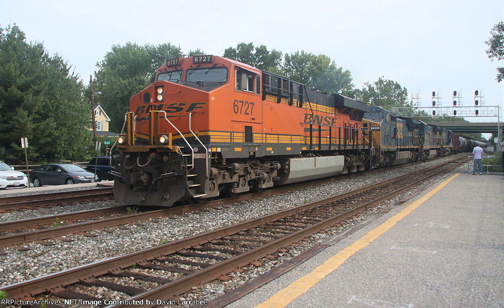 BNSF 6727 on the point
